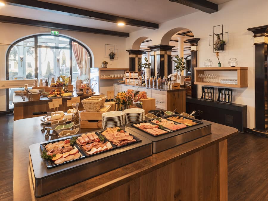 Café da manhã com buffet todos os dias (EUR 30.00 por pessoa)