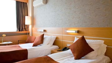 Quarto triplo | Frigobar, cofres nos quartos, escrivaninha
