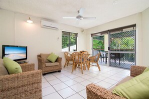 Apartamento Standard, 1 quarto, não fumadores | Sala | Televisor LCD, leitor de DVD 