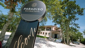 Placa do Hotel Boutique Paradiso com uma mensagem acolhedora.