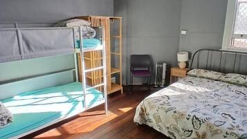 Quarto Quádruplo Familiar | Com mobília individualizada, cortinas/cortinados opacos, Wi-fi grátis
