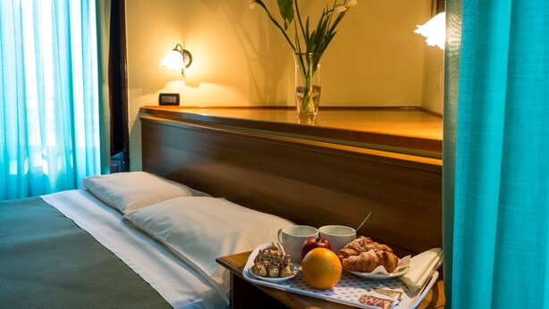 Quarto triplo | Roupas de cama premium, escrivaninha, quartos à prova de som