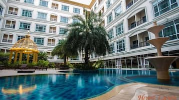 Quarto executivo, 1 cama King, vista para a piscina | Cofres nos quartos, escrivaninha, cortinas blackout