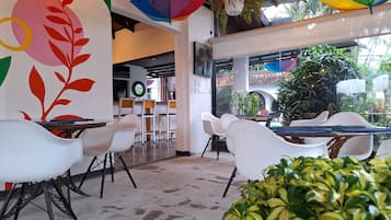 Pequenos-almoços servidos, cozinha internacional, junto à piscina