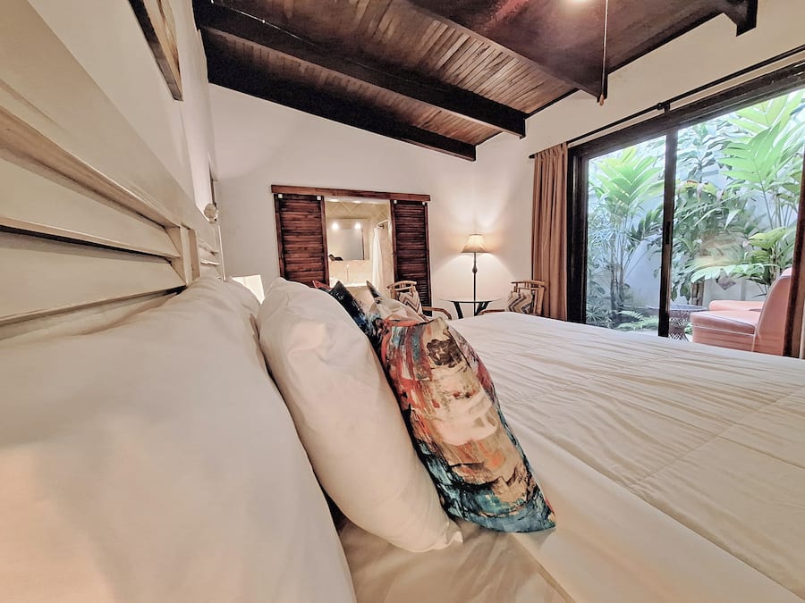 Superior Room w/Patio | Roupa de alta qualidade, cofre no quarto, com decoração personalizada