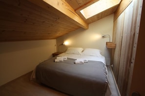 Apartamento Standard | Camas de colchão pillowtop, ferro/tábua de engomar, Wi-fi grátis 
