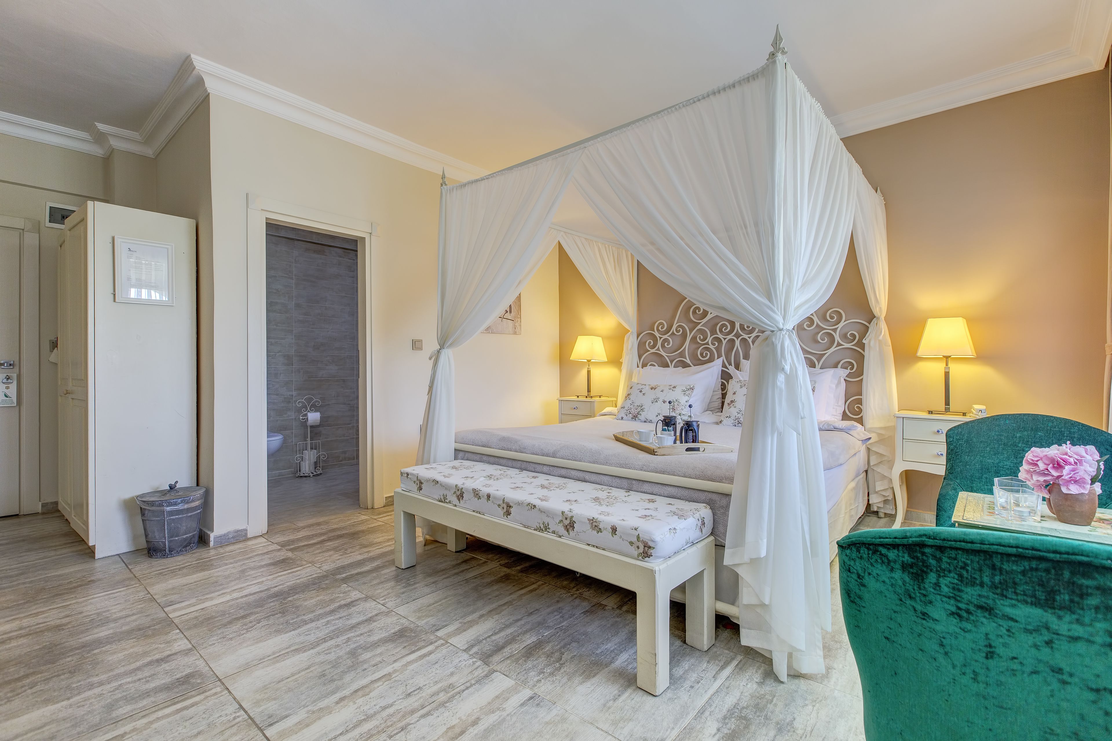 Quarto casal, sacada, vista para o rio | Roupas de cama premium, frigobar, cofres nos quartos, escrivaninha