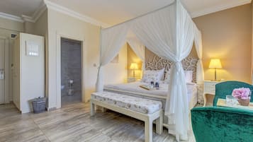 Quarto casal, sacada, vista para o rio | Roupas de cama premium, frigobar, cofres nos quartos, escrivaninha