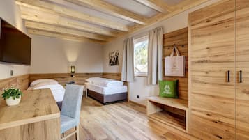Suíte família, 1 quarto, vista para a montanha | 1 quarto, roupas de cama premium, frigobar, cofres nos quartos