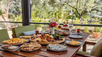 Café da manhã com buffet todos os dias mediante uma taxa
