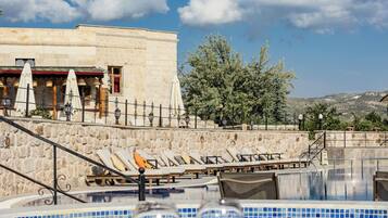 Piscina externa, funciona das 10h às 20h30, guarda-sóis
