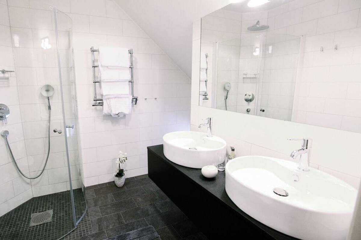 Casa de banho | Um secador de cabelo, toalhas fornecidas