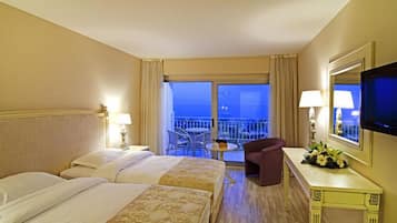 Deluxe Room | Roupas de cama antialérgicas, frigobar, cofres nos quartos, escrivaninha
