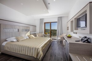 Quarto Duplo ou Twin Standard, no edifício anexo | Camas de colchão viscoelástico, minibar, cofre no quarto, secretária 