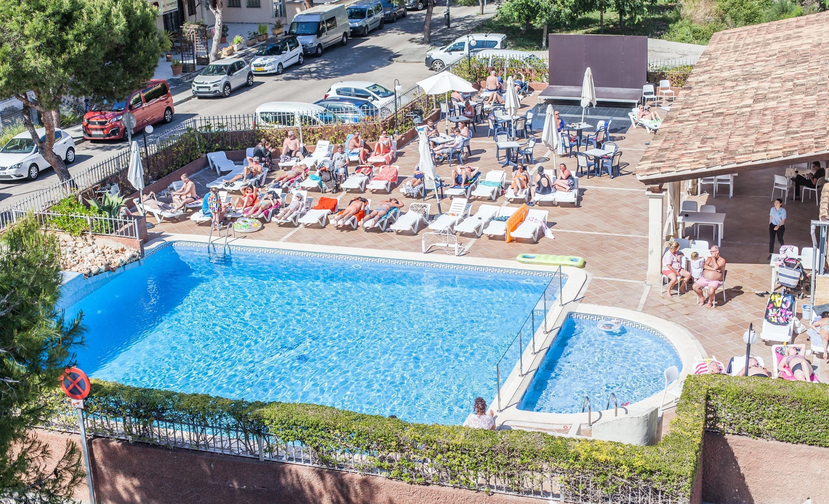 Piscina exterior, espreguiçadeiras 