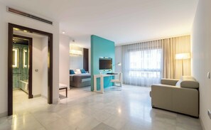 Apartamento família, 2 quartos | Edredons de pluma, frigobar, escrivaninha