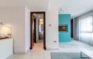 Quarto superior, 1 cama de casal | Edredons de pluma, frigobar, escrivaninha