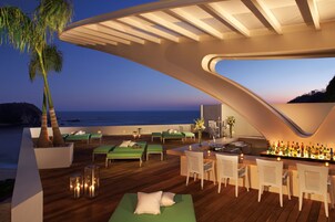 6 bares/lounges, um bar à beira da piscina, um bar junto à piscina