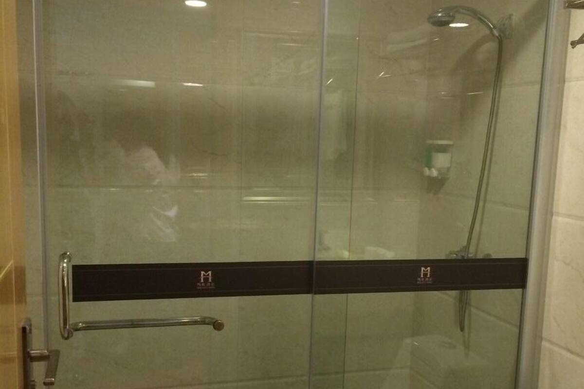 Quarto Twin Standard | Casa de banho | Um polibã, um chuveiro fixo, artigos de higiene pessoal grátis