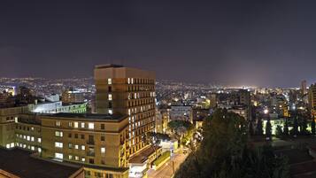 Fachada do alojamento (tarde/noite)