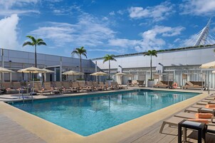 Piscina exterior, guarda-sóis, espreguiçadeiras 