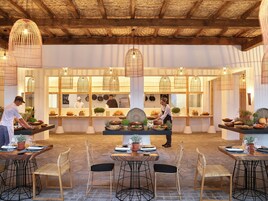 Almoços e jantares servidos, incluindo cozinha internacional 