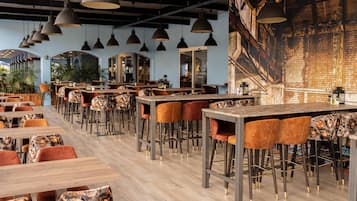 Café da manhã, almoço e jantar; local e internacional