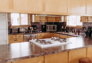 Suite Executiva | Cozinha privada | Um frigorífico, um micro-ondas, uma cafeteira/bule 