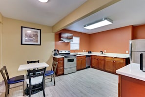 Vila, 2 quartos, cozinha americana | Ferros/tábuas de passar roupa, roupa de cama