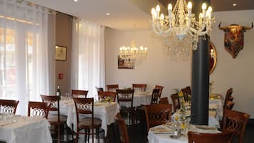 Pequenos-almoços, almoços, jantares servidos, cozinha francesa