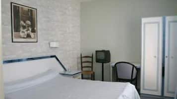 Quarto Duplo Standard | Com decoração personalizada, com mobília individualizada, secretária