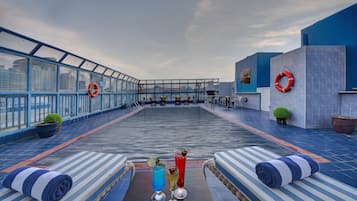 Piscina exterior, espreguiçadeiras