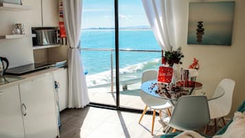 Suite Deluxe, 1 cama queen-size e sofá-cama | Cozinha privada | Um frigorífico/congelador grande, um micro-ondas, uma placa de cozinha