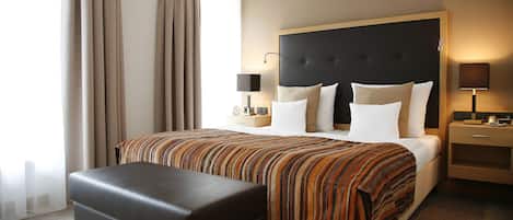 Roupa hipoalergénica, cofre no quarto, secretária