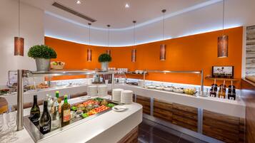 Café da manhã com buffet todos os dias (EUR 26 por pessoa)