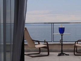 Apartamento superior, terraço, vista para o mar | Terraço/pátio
