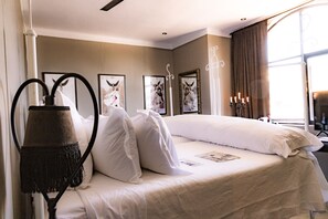 Quarto Duplo Nobre, 1 cama de casal, casa de banho anexa | Roupa de alta qualidade, minibar, cofre no quarto