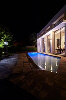 Piscina externa, guarda-sóis, espreguiçadeiras