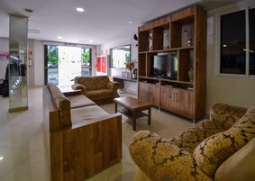 Área de estar no saguão