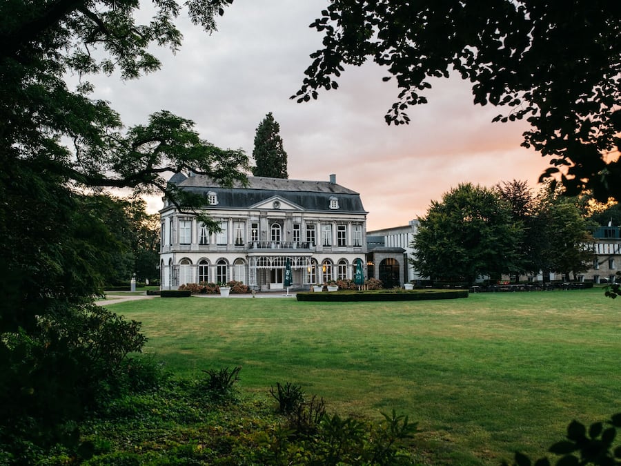 Fachada da propriedade à noite