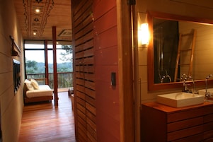 Chuveiro, chuveiro com efeito de chuva, produtos de toalete grátis