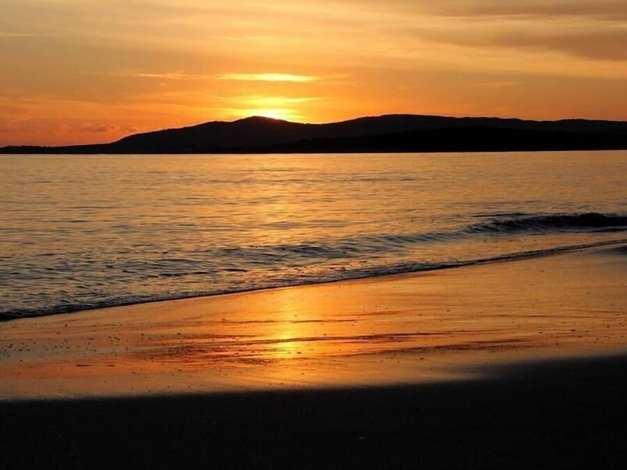 Perto da praia, espreguiçadeiras, guarda-sóis