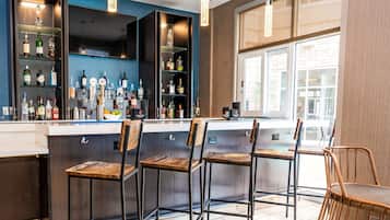 Este bar no lobby do hotel