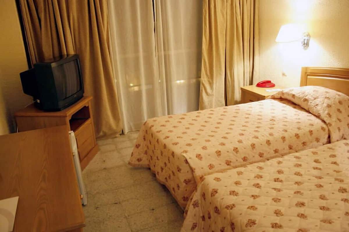 Roupas de cama premium, frigobar, escrivaninha, cortinas blackout