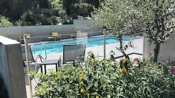 Piscina externa, espreguiçadeiras