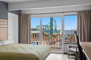 Quarto, 2 camas Queen, sacada, vista para a piscina | Wi-Fi de cortesia, roupa de cama