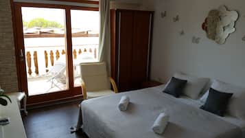 Quarto família, sacada | Cofres nos quartos, escrivaninha, Wi-Fi de cortesia, roupa de cama