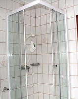 Quarto casal, 1 cama de casal | Banheiro | Chuveiro, toalhas de banho