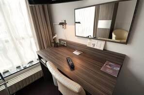 Quarto Individual Standard | Secretária, cortinas/cortinados opacos, ferro/tábua de engomar