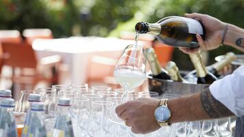 Alguém servindo vinho num copo a partir de uma garrafa.